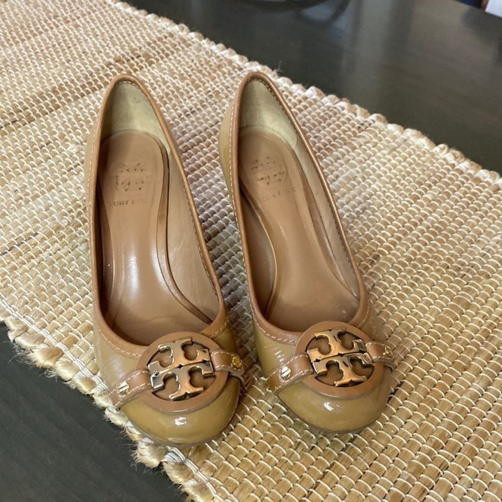 Tory Burch Tan Aaden Logo Medallion Block Heel Patton… - Gem
